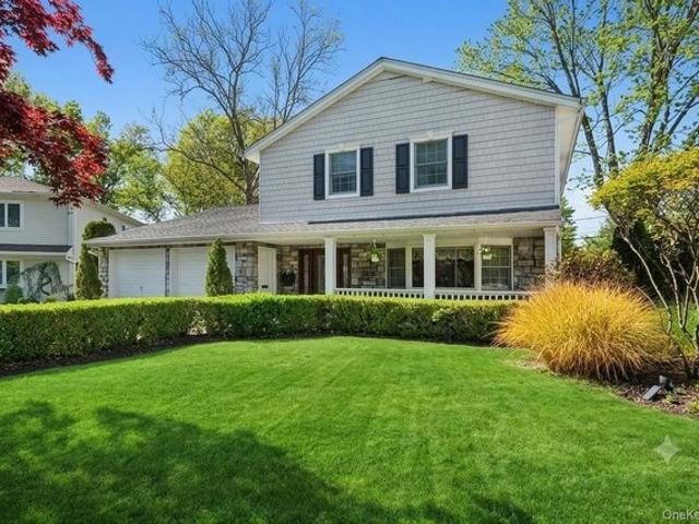 89 Brook Ct S, New Hyde Park, NY 11040