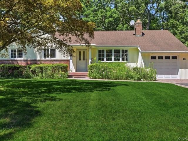 89 Burton Ln, Commack, NY 11725