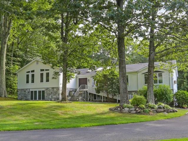 89 Cranbury Dr, Trumbull, CT 06611