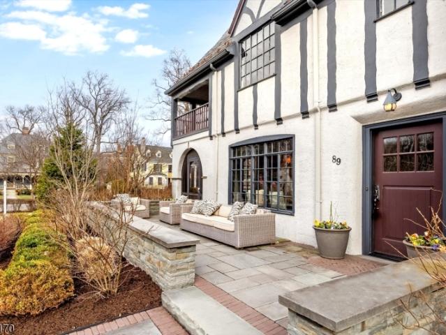 89 Douglas Rd