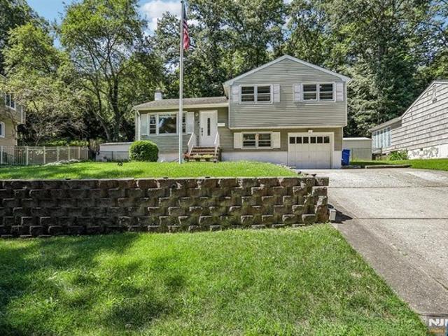 89 Knolls Rd, Bloomingdale, NJ 07403