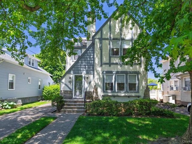 89 Lexington Ave, Malverne, NY 11565