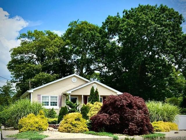 89 Rugby Dr, Shirley, NY 11967