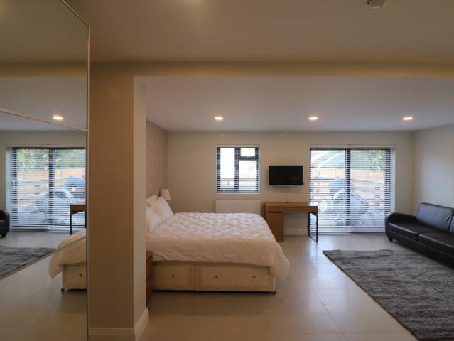 89S2 | Huge Modern Garden Studio | Bills included