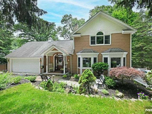 8 Myrtle St, Montvale, NJ 07645