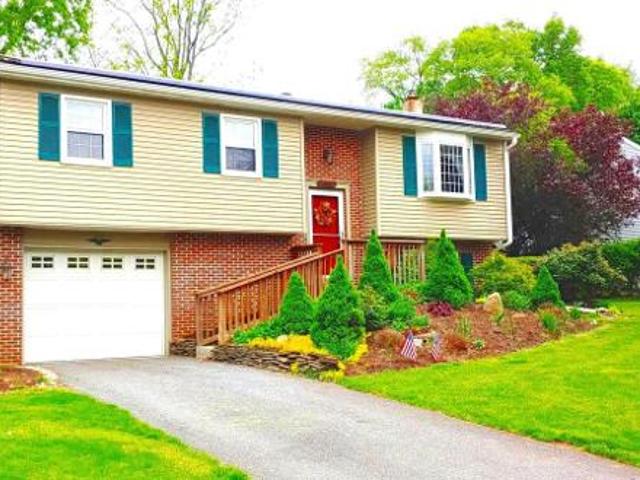 8 Myrtlewood Ct, Lancaster, PA 17603