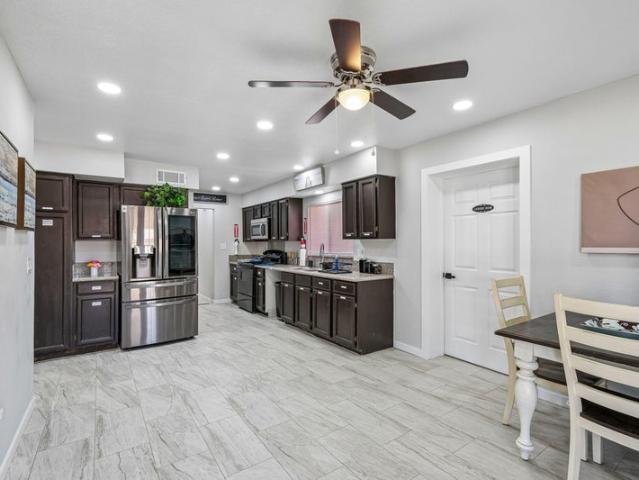 8 Master Suites All with Private Bathrooms Tons