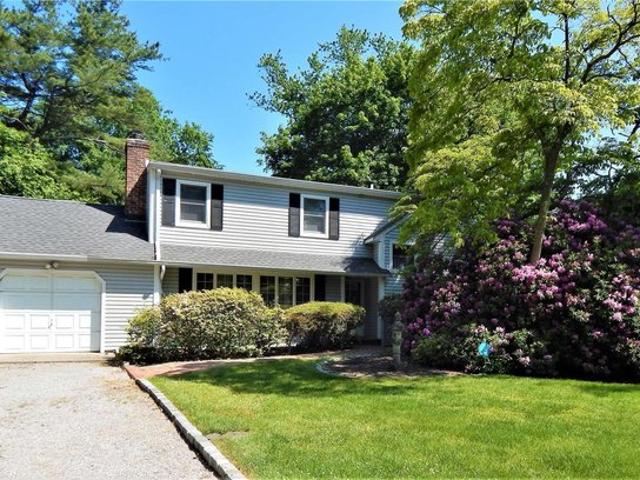 8 Maria Ct, Huntington Station, NY 11746