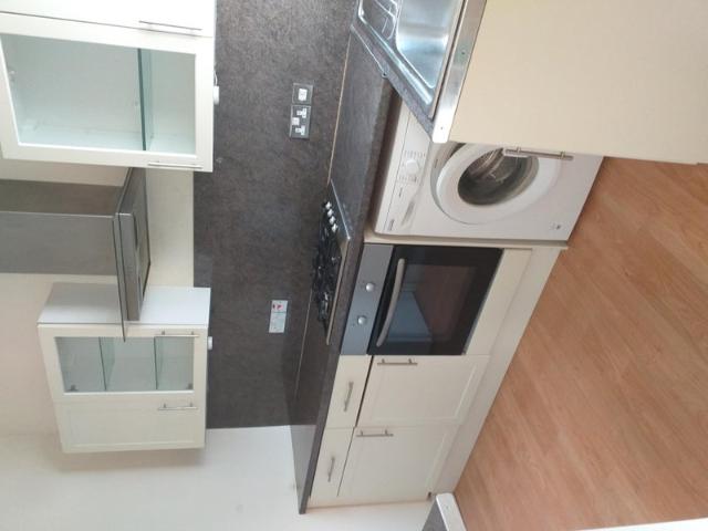 8 Minutes walk from Surbiton Station large studio