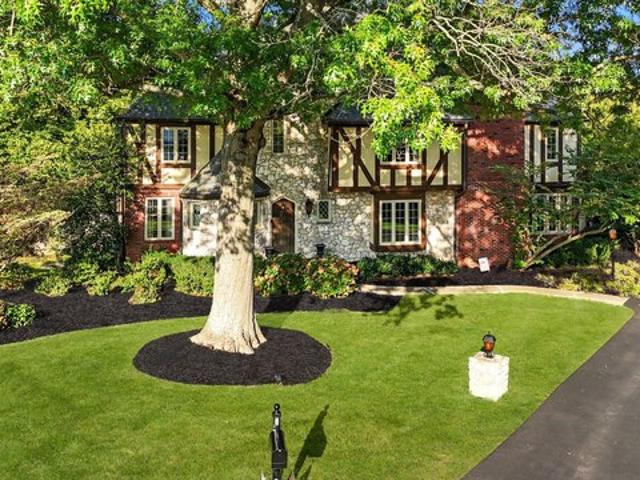 8 Moon Cir, Yardley, PA 19067