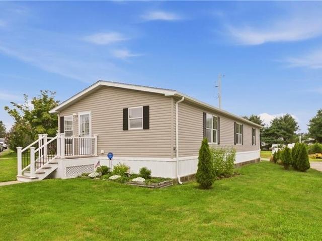 8 North Dr, Portsmouth, RI 02871