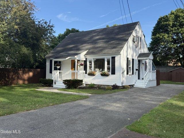 8 Oakland Dr, Gloversville, NY 12078