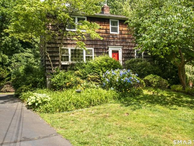 8 Oakledge Cir, Norwalk, CT 06854