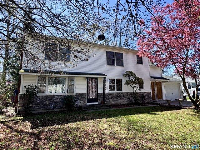8 Oakridge Dr, Enfield, CT 06082