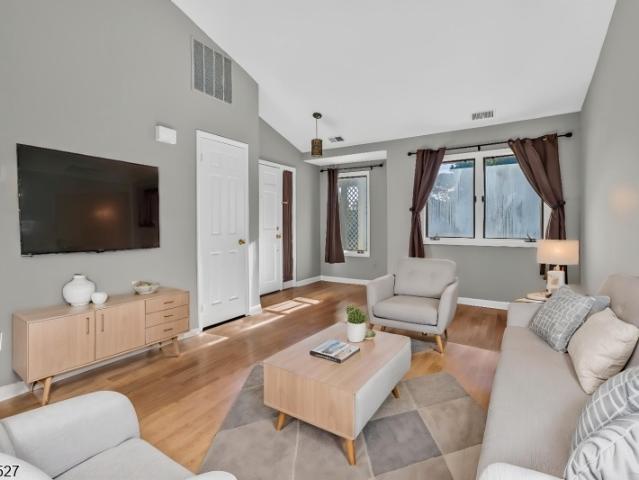 8 Augusta Dr