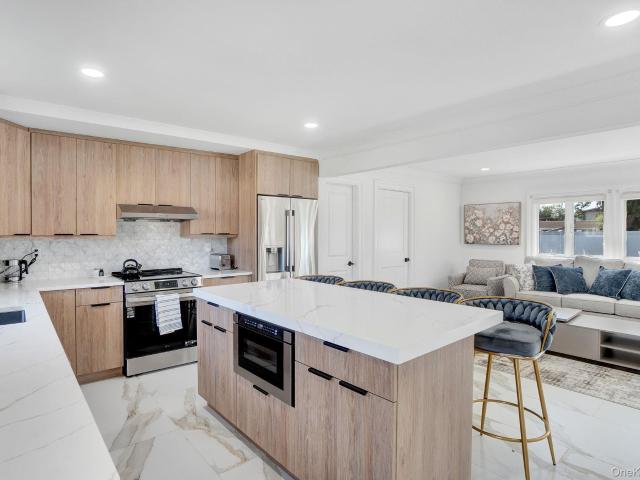 8 Autumn Ln, Hicksville, NY 11801 | MLS #952144