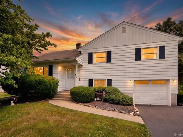 8 Abbie Ln, Hyde Park, NY 12538