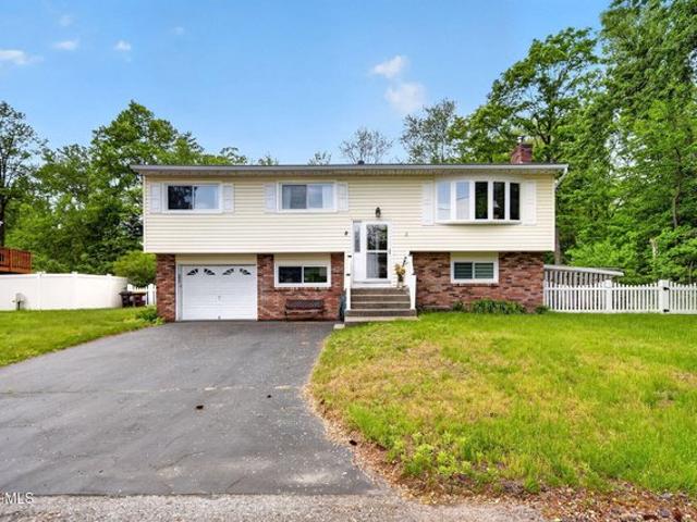 8 Amy Ln, Albany, NY 12205