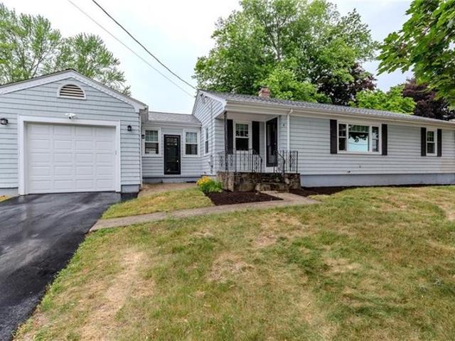 8 Barnes St, Smithfield, RI 02828