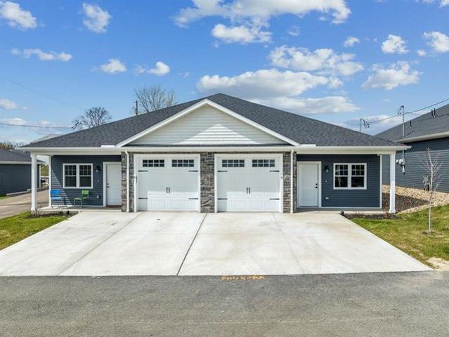 8 Barrington Ct, Monaca, PA 15061