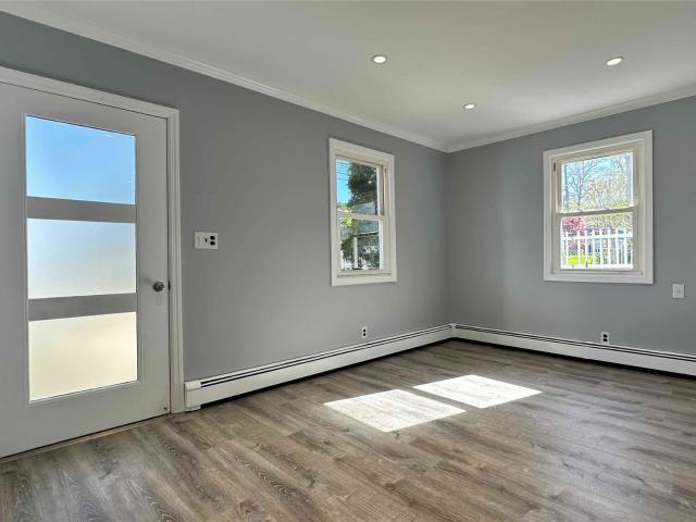 8 Bayard Avenue