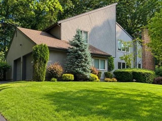 8 Bayard Ln, Mahwah, NJ 07430