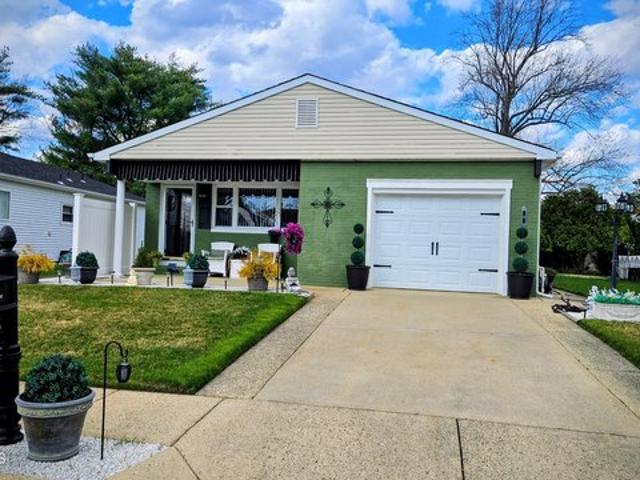 8 Beaumont Ct, Toms River, NJ 08757