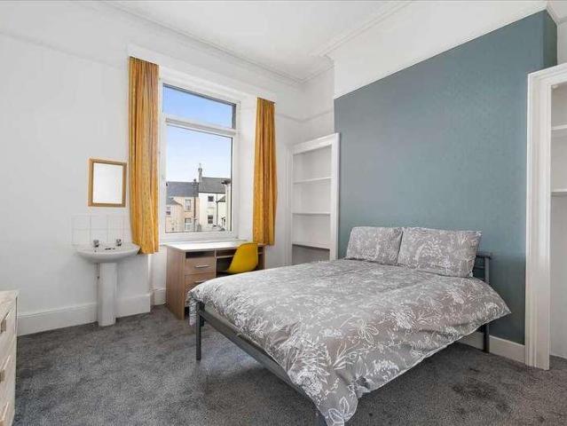 8 bed house to rent