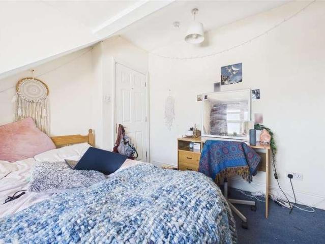 8 bed house for sale
