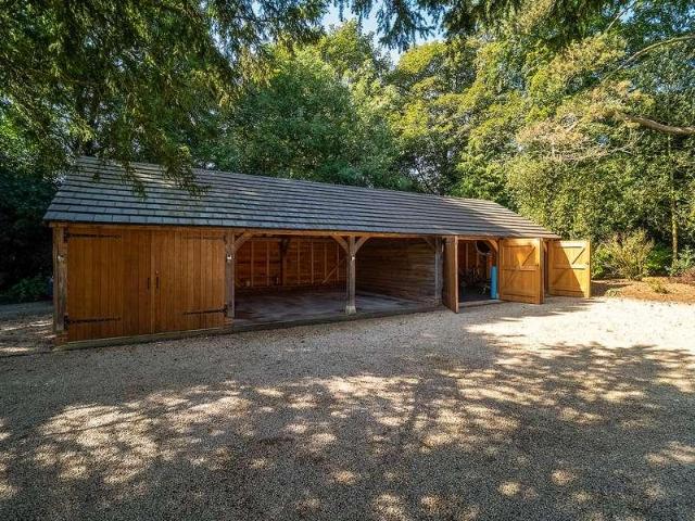 8 bed house for sale