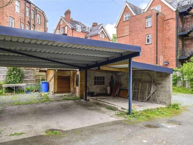 8 bed house for sale
