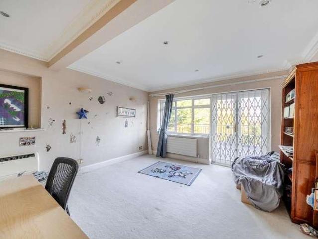 8 bed house for sale