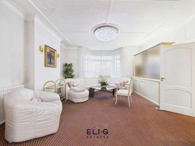 8 bed house for sale