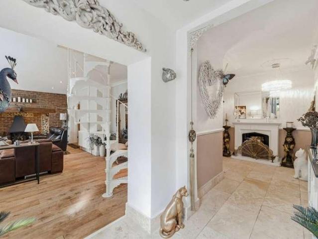 8 bed house for sale