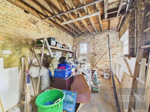 8 bed house for sale
