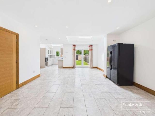 8 bed house for sale