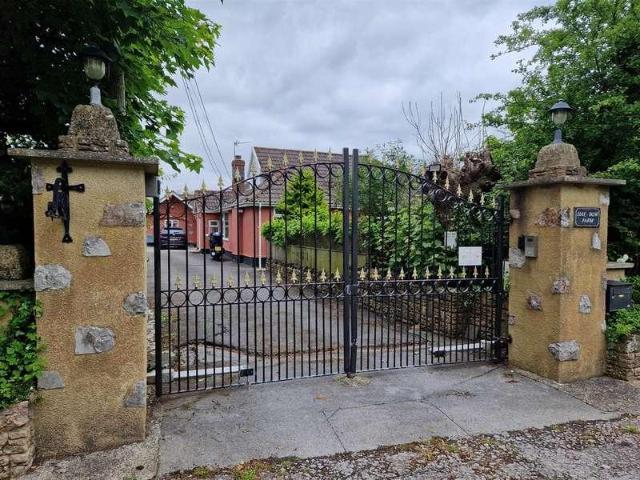 8 bed house for sale