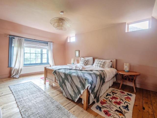 8 bed house for sale