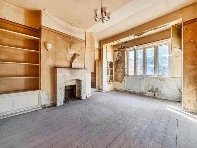 8 bed house for sale