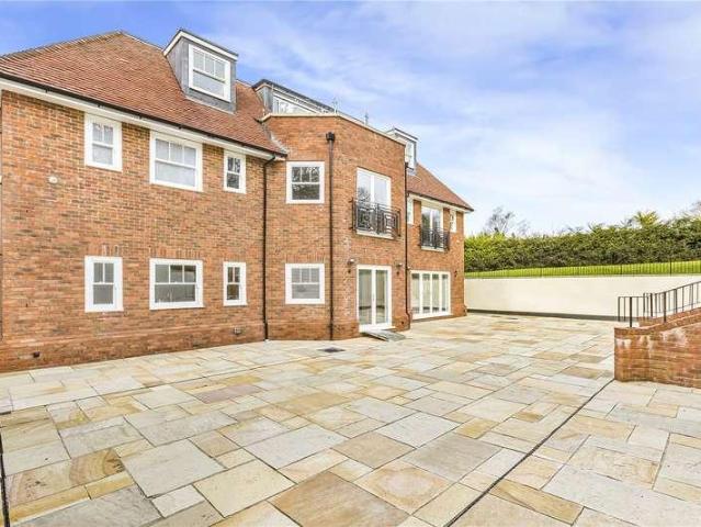 8 bed house for sale