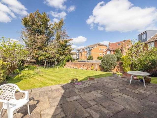 8 bed house for sale