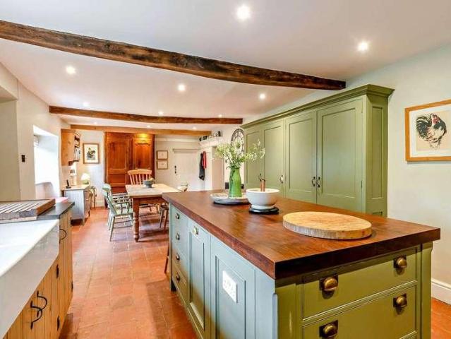 5 bed house for sale