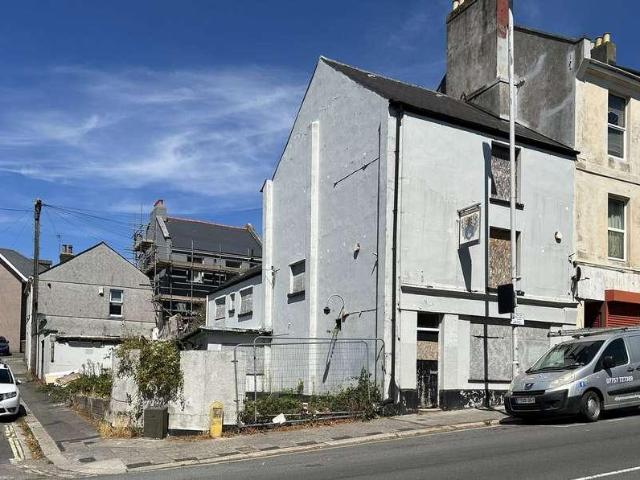 8 bed house for sale
