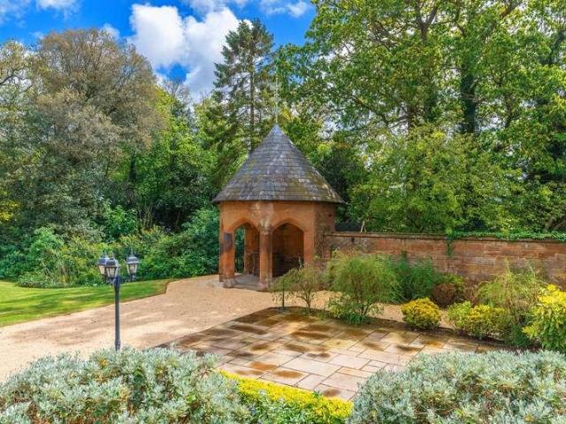 8 bed house for sale