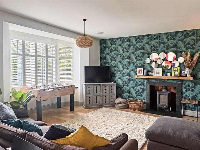 8 bed house for sale