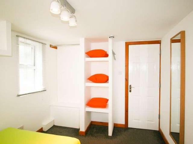 8 bed house for sale
