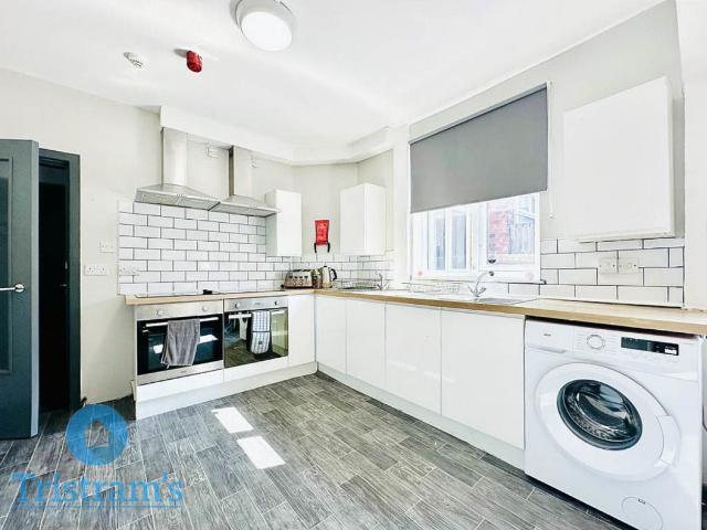 8 bed Semi Detached House for Rent