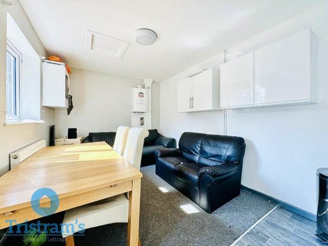 8 bed Semi Detached House for Rent
