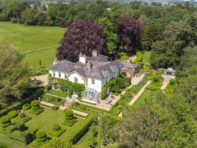 8 bedroom country house for sale