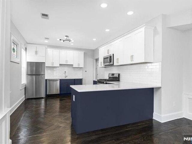 8 bedroom, Bloomfield NJ 07003 102257442
